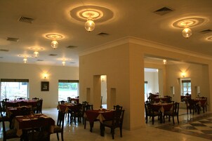 Café da manhã, almoço e jantar; culinária indiana