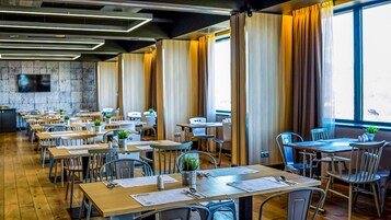 Pequeno-almoço tipo buffet diário (49 PLN por pessoa)