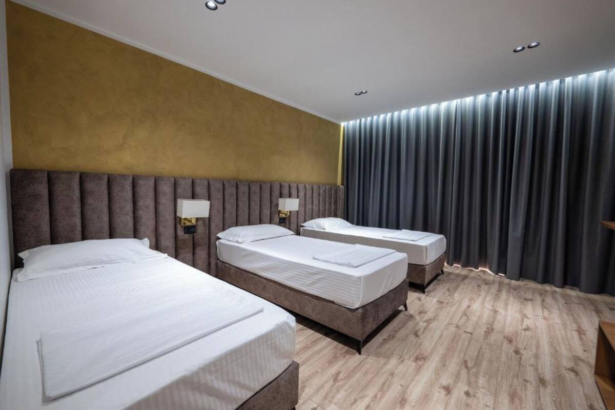 Quarto triplo | Escrivaninha, Wi-Fi de cortesia, roupa de cama