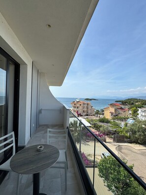 Quarto Triplo Deluxe, varanda, vista parcial para o mar | Terraço/pátio interior