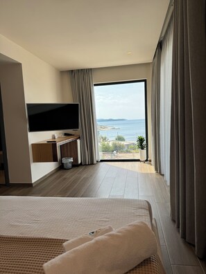 Quarto Triplo Deluxe, varanda, vista para o mar | Minibar, cofre no quarto, secretária, cortinas/cortinados opacos