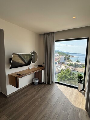 Quarto Triplo Deluxe, varanda, vista para o mar | Minibar, cofre no quarto, secretária, cortinas/cortinados opacos