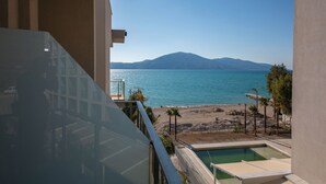 Varanda com vista para a praia e para a piscina.