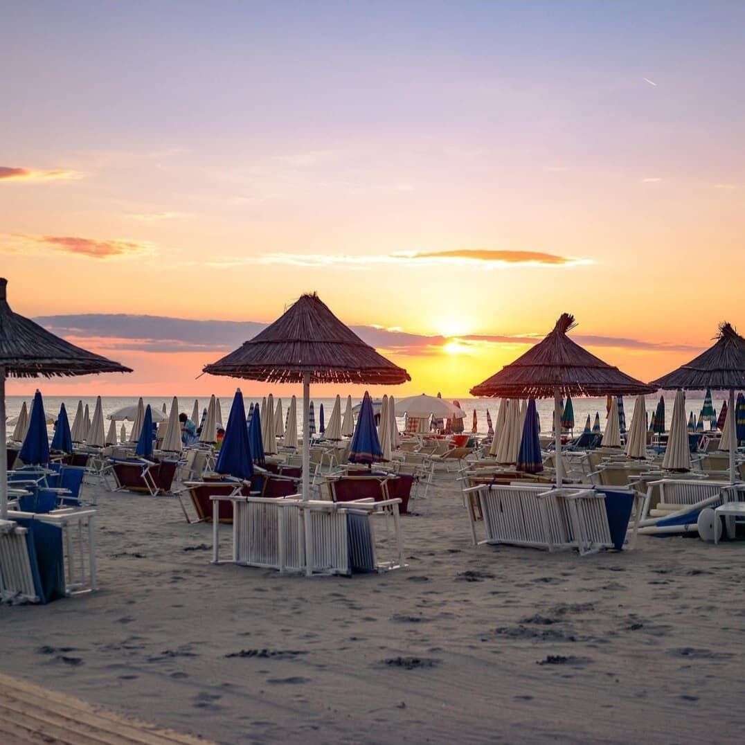 Uma praia privada, espreguiçadeiras, guarda-sóis de praia 