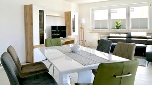 Apartamento conforto, 3 quartos | Área de estar