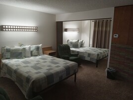 Quarto casal standard | Escrivaninha, espaço de trabalho para notebook, cortinas blackout