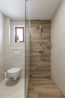 Quarto Duplo | Casa de banho | Um polibã, um secador de cabelo, chinelos, toalhas fornecidas