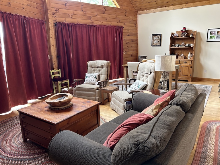 Immaculate Cedar Wood-sided Cabin In Cascade Mountain Resort W/ Dramatic Views - Mount Airy, NC