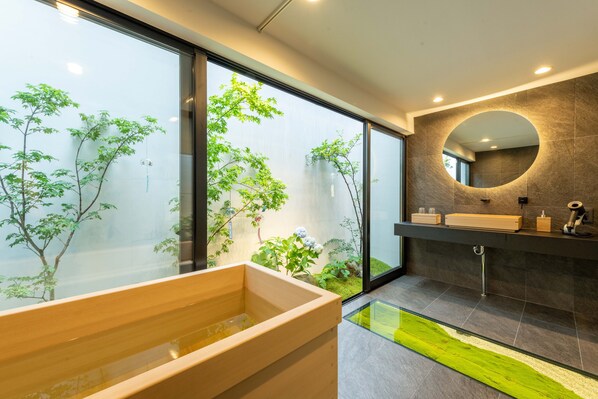 Casa (Private Vacation Home) | Banheiro | Banheira e chuveiro separados, produtos de toalete grátis