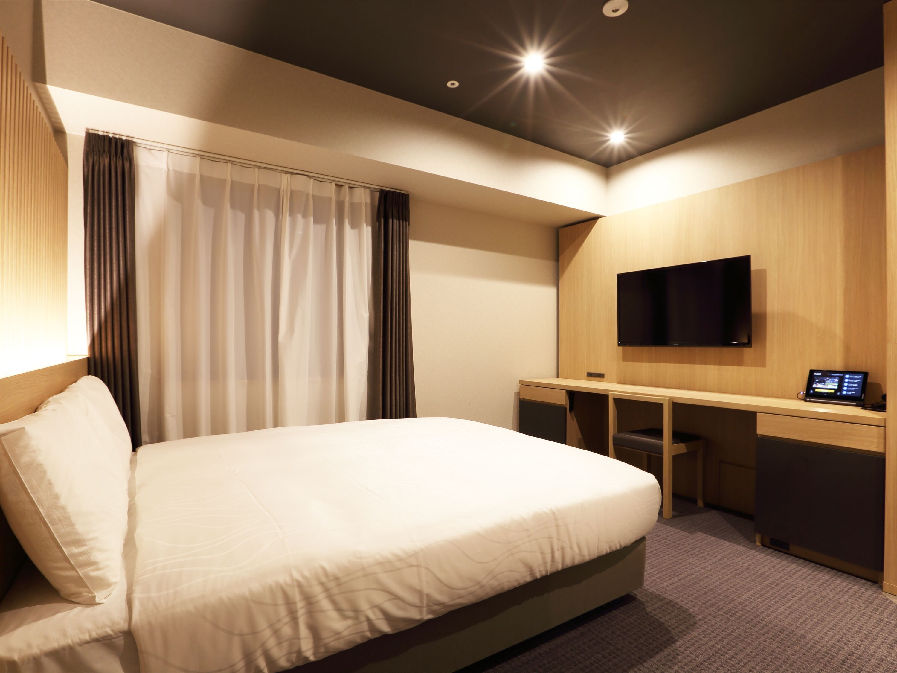 Cofres nos quartos, cortinas blackout, Wi-Fi de cortesia, roupa de cama
