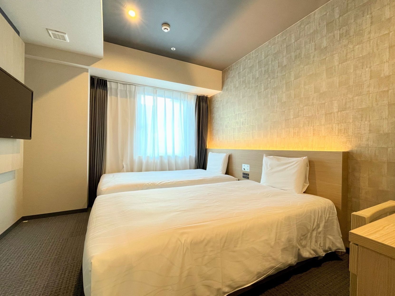 Cofres nos quartos, cortinas blackout, Wi-Fi de cortesia, roupa de cama