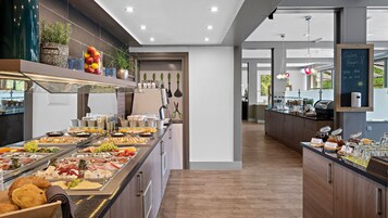 Café da manhã com buffet diário (EUR 14.90 por pessoa) 