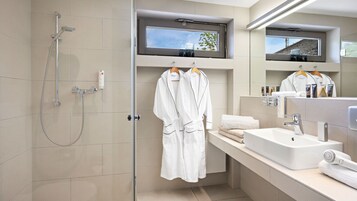 Quarto Duplo Comfort | Casa de banho | Artigos de higiene pessoal grátis, um secador de cabelo, chinelos