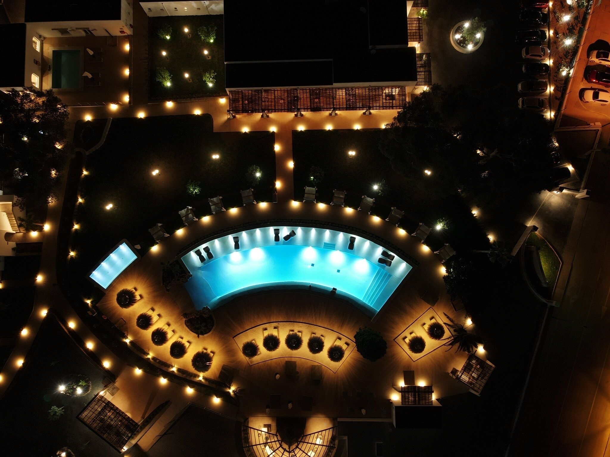 Piscina externa, guarda-sóis, espreguiçadeiras