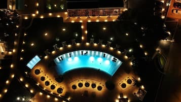 Piscina externa, guarda-sóis, espreguiçadeiras