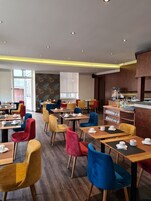 Café da manhã com buffet todos os dias mediante uma taxa