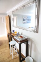 Apartamento Deluxe, 1 quarto | Refeições no quarto