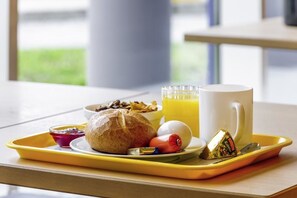Pequeno-almoço tipo buffet diário mediante uma taxa 