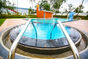 Piscina externa, espreguiçadeiras