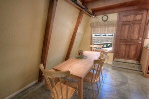 Geladeira, micro-ondas, cooktop, lava-louças