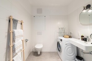 One-Bedroom Suite L | Casa de banho | Um polibã, produtos de higiene exclusivos, um secador de cabelo 