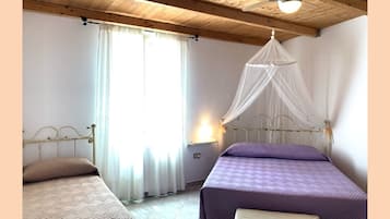 Quarto triplo, banheiro privativo (Soprano) | Escrivaninha, cortinas blackout, berços grátis, Wi-Fi de cortesia
