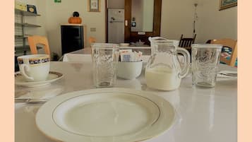 Pequeno-almoço tipo buffet diário mediante uma taxa