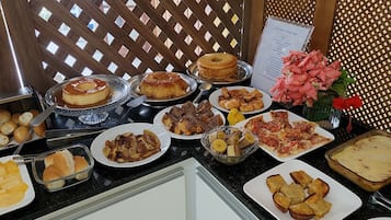 Café da manhã com buffet grátis todos os dias