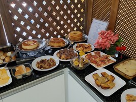 Café da manhã com buffet grátis todos os dias