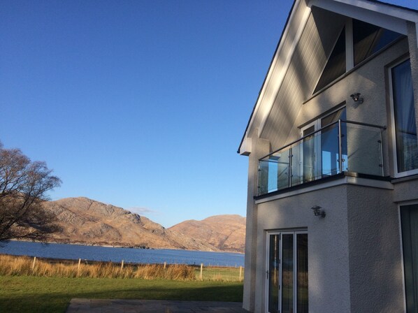 Luxury 5-bedroom architect-designed detached house, loch frontage ...