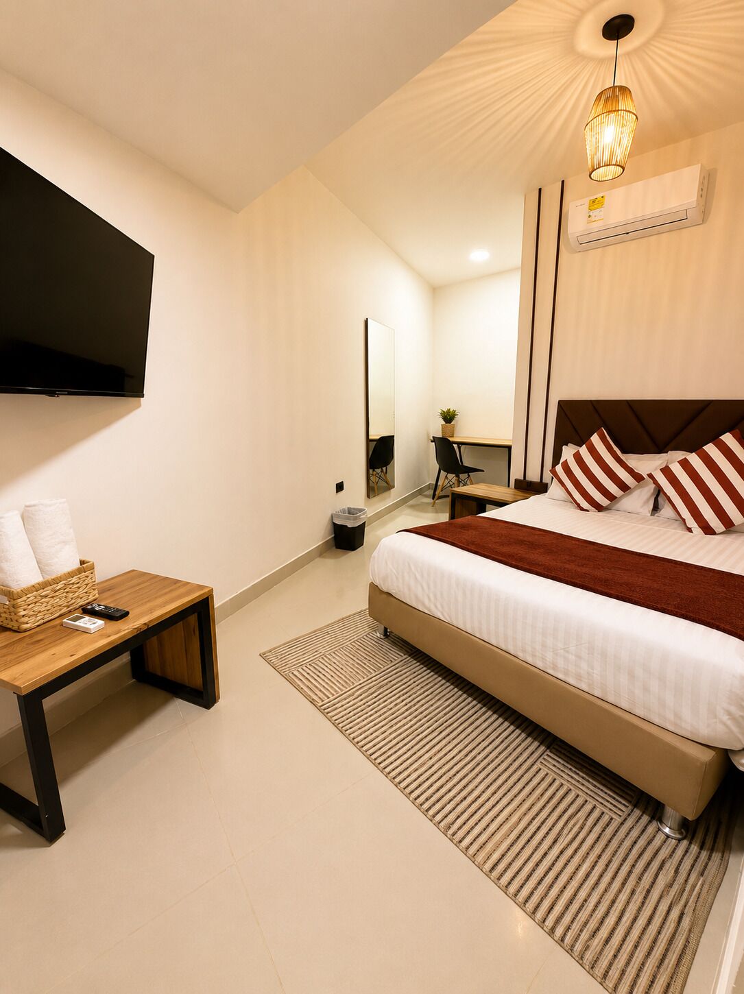 Quarto conforto, sem janelas | Cofres nos quartos, ferros/tábuas de passar roupa, Wi-Fi de cortesia