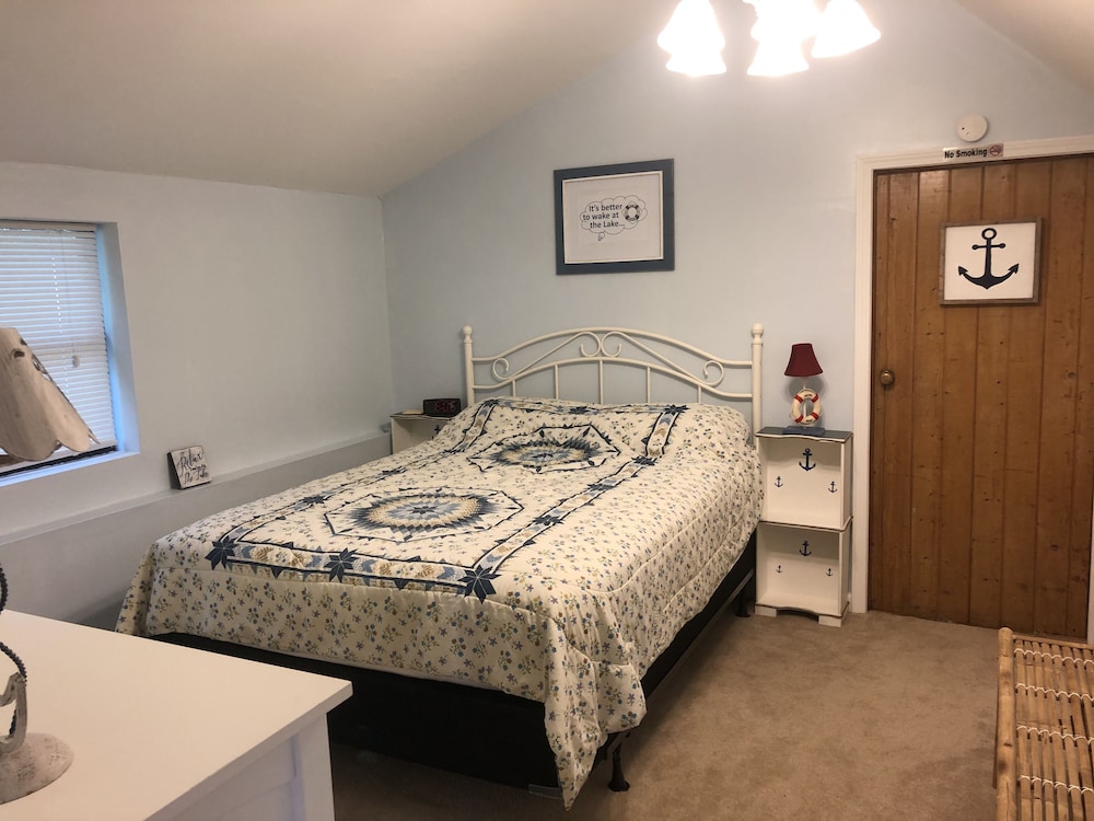 Centrally Located Cottage With Boat Trailer Parking And Lake View - Lake Ozark, MO