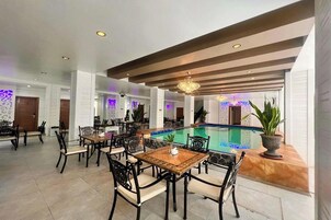 Pequenos-almoços servidos, cozinha filipina, com vista para a piscina 