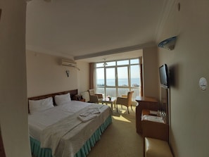 Quarto Duplo Comfort | Minibar, secretária, secretária adequada para computadores portáteis