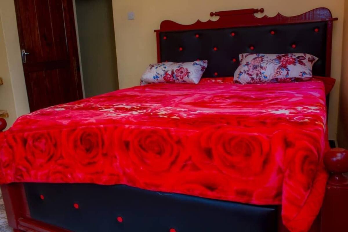 Quarto Duplo Económico para 1 Pessoa | Secretária, berços/camas para crianças grátis, Wi-fi grátis
