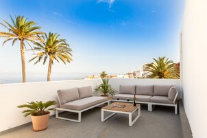 Terraço com espreguiçadeiras