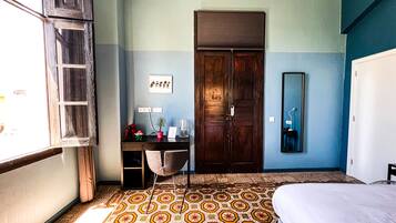 Quarto Duplo | Roupa de alta qualidade, minibar com produtos grátis, cofre no quarto