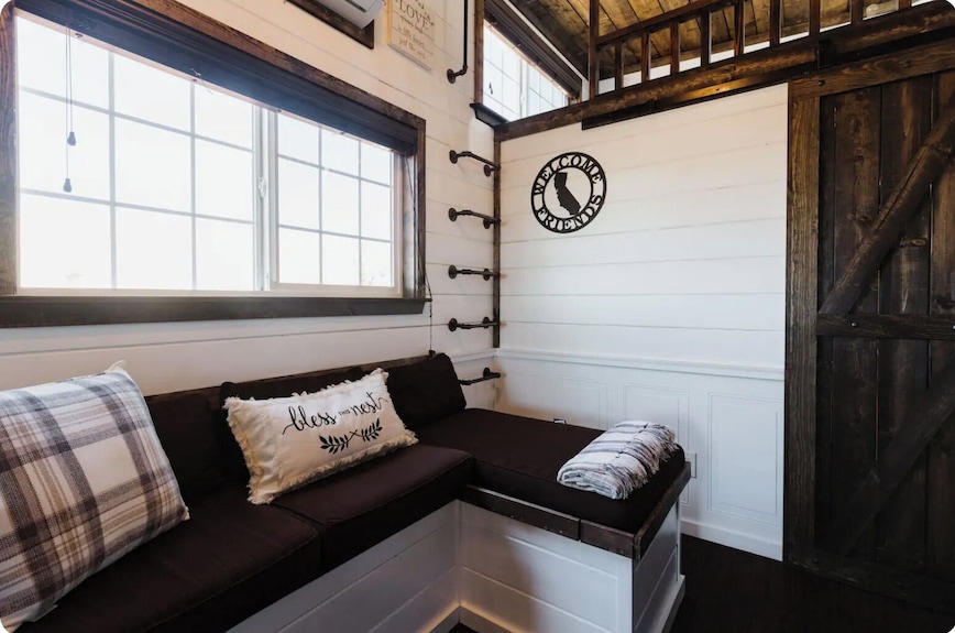 ¡País Que Vive En Una Casa Pequeña En Un Rancho De 100 Acres! - California