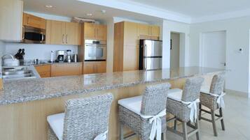 Uma placa de cozinha, utensílios de cozinha