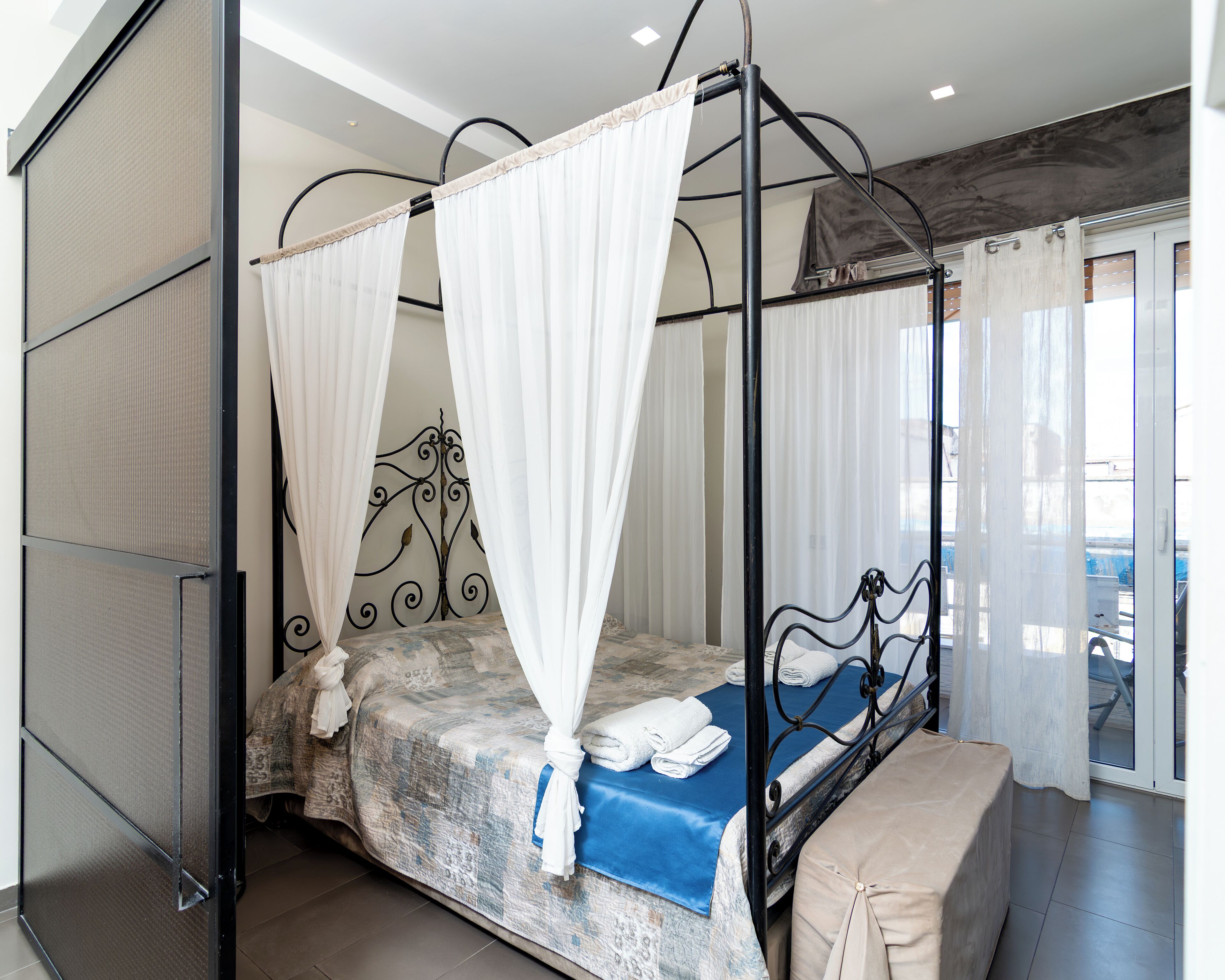 Quarto casal superior | Lençóis italianos Frette, roupas de cama premium, edredons de pluma