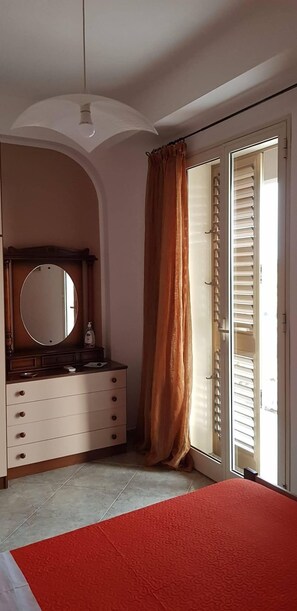 Quarto Clássico com Cama de Casal, casa de banho partilhada | Roupa de alta qualidade, com decoração personalizada 