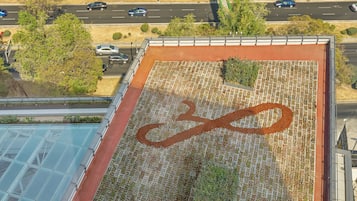 Jardim no terraço com padrão geométrico de plantas e o número 30 em destaque.