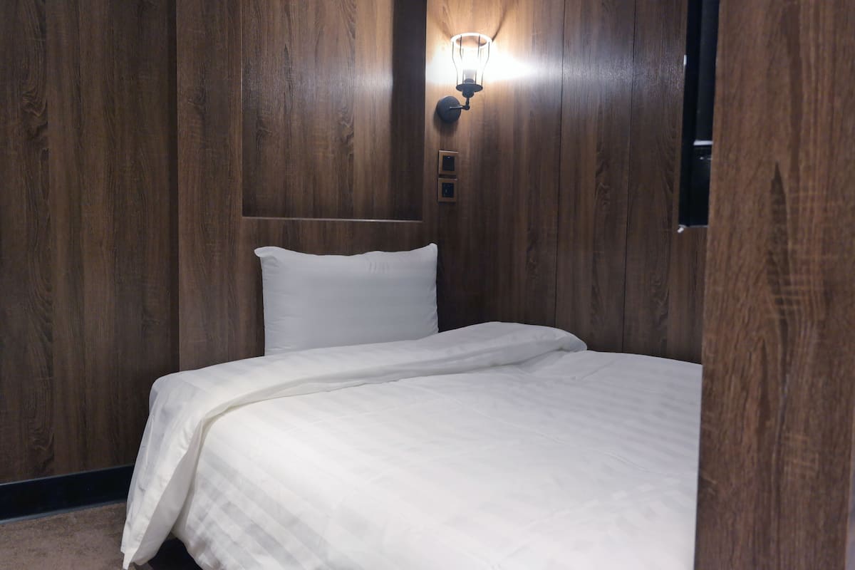 Quarto Individual, sem janelas | Minibar grátis, cofre no quarto, quartos insonorizados 