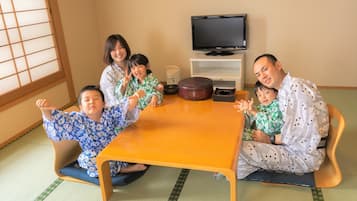 Quarto Tradicional (Japanese Style, For 3 People) | Ferro/tábua de engomar, Wi-fi grátis, roupa de cama fornecida