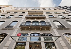 Um edifício com uma placa que diz 'SALDANFA'.