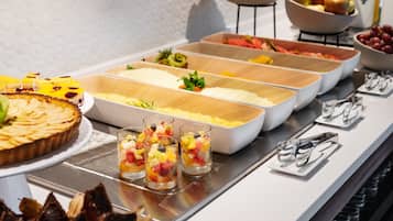 Buffet com diversos alimentos e bebidas.