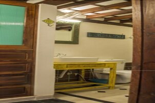 Um polibã, artigos de higiene pessoal grátis, toalhas fornecidas 