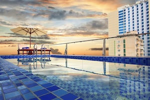 Piscina externa, funciona das 5h às 18h, guarda-sóis, espreguiçadeiras
