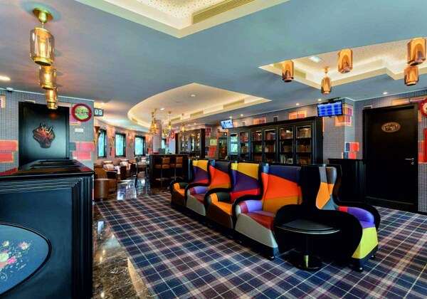 Hotel Jaguar Oporto – Is Near The Metro, Has Free Parking And A Free Shuttle Service Between The Airport And The Hotel From 7am To 8pm - Porto