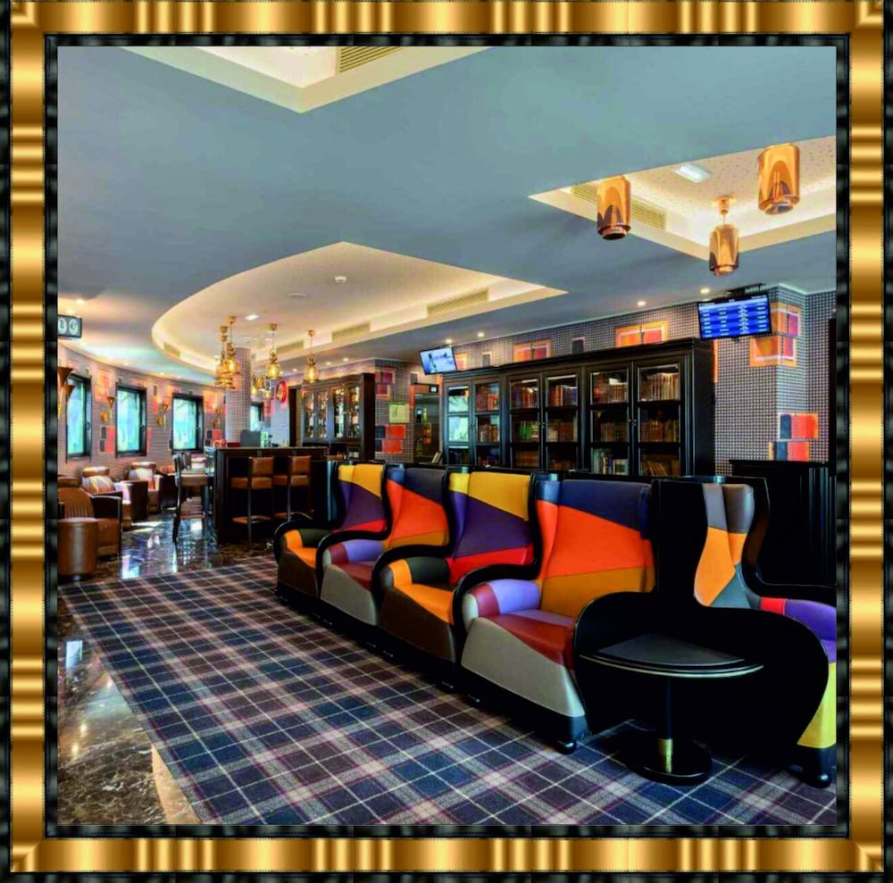 Hotel Jaguar Oporto - Airport To Hotel And City Center And Vice-versa Is A Free And Continuous Shuttle Service From 7am To 8pm - Porto